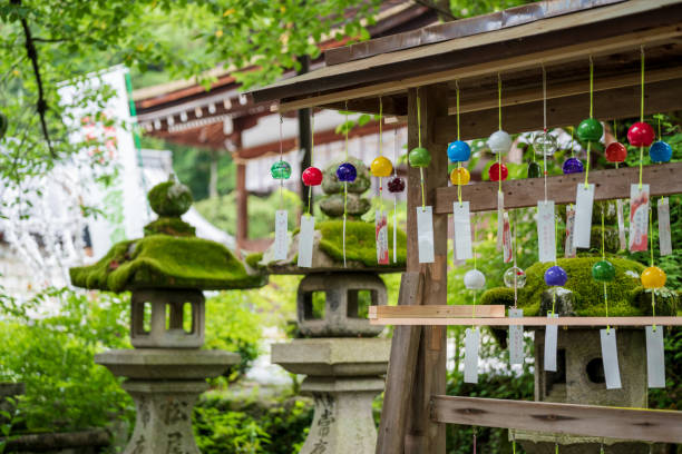 Ratusan Lonceng Angin Menghiasi Kuil Matsunoo Taisha di Kyoto - Niindo